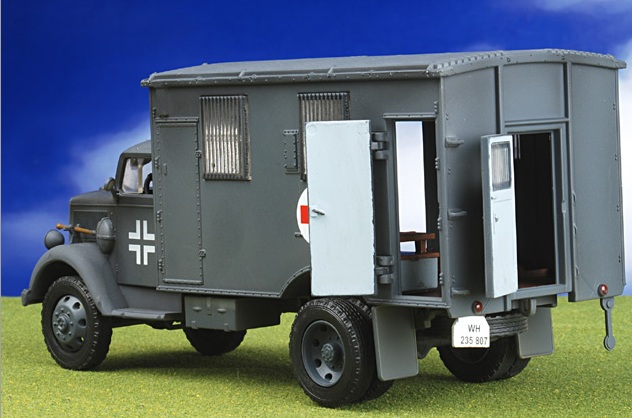OPEL Blitz 4x4 AMBULANCE + 1 фигурка - Forces of Valor