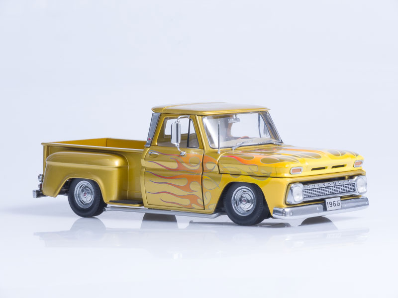 CHEVROLET C-10 Stepside Pickup Lowrider (1965), metallic gold