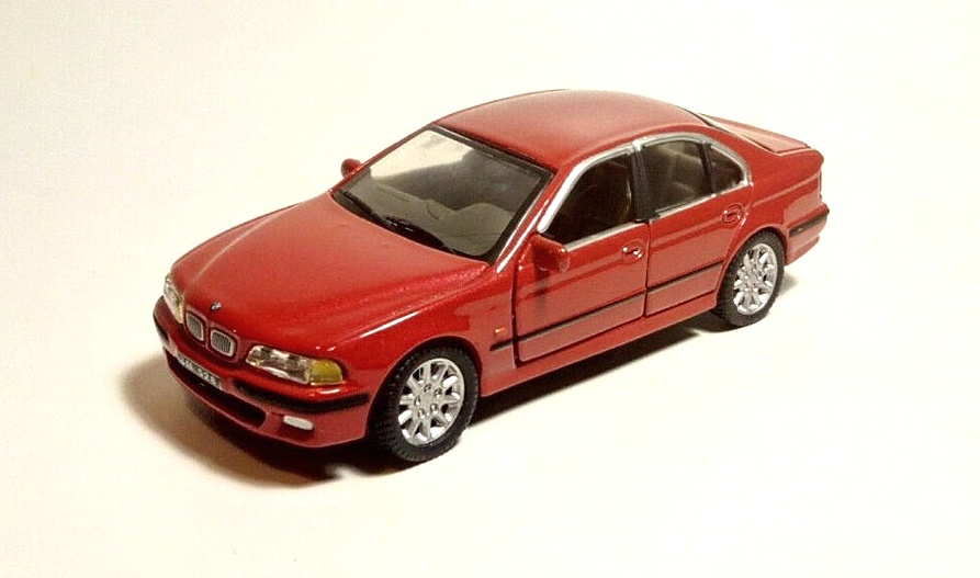 BMW 528i, red