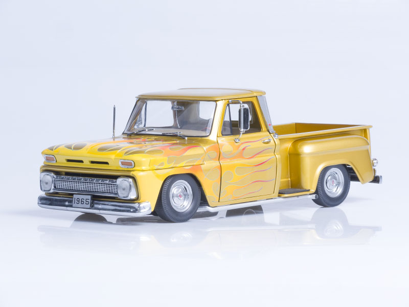 CHEVROLET C-10 Stepside Pickup Lowrider (1965), metallic gold
